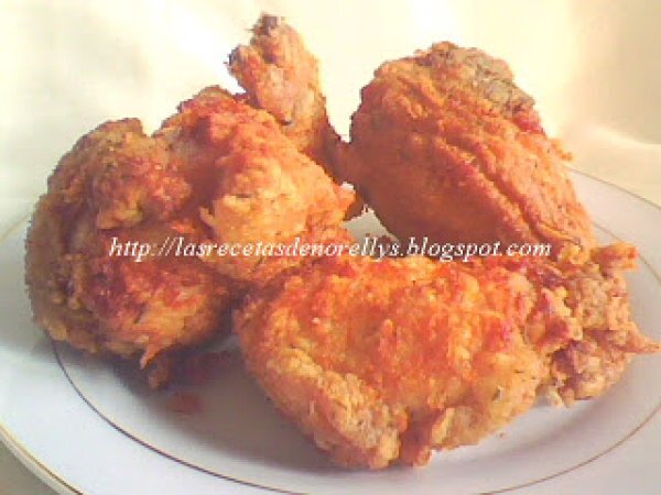 Pollo frito con ensalada de repollo morado y verde - Receta Petitchef