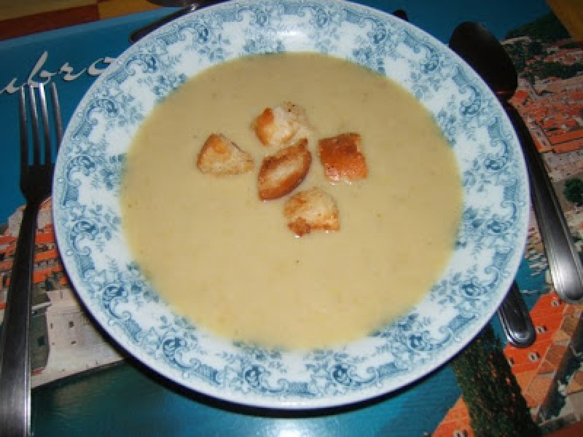 Potage (sopa) de puerros y patatas con cubitos de pan tostados - Receta ...