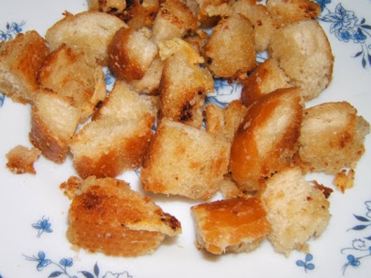 Potage (sopa) de puerros y patatas con cubitos de pan tostados - Receta ...