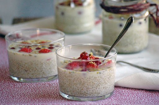 Receta de quinoa con leche, frutos rojos y pistachos