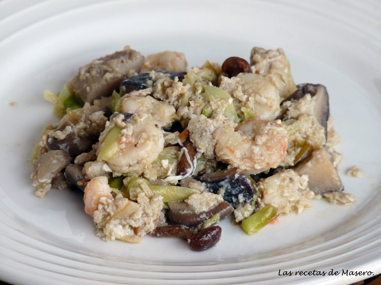 Receta de revuelto de ajetes, setas y gambas fácil