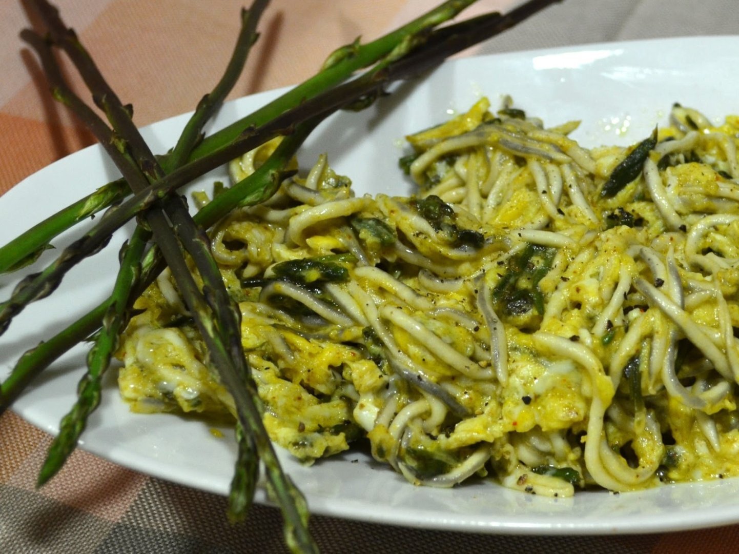 Revuelto de angulas y espárragos trigueros - Receta Petitchef