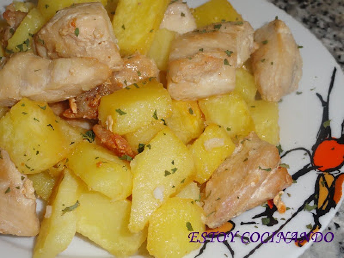 Receta de revuelto de pollo y patatas al ajo cabañil