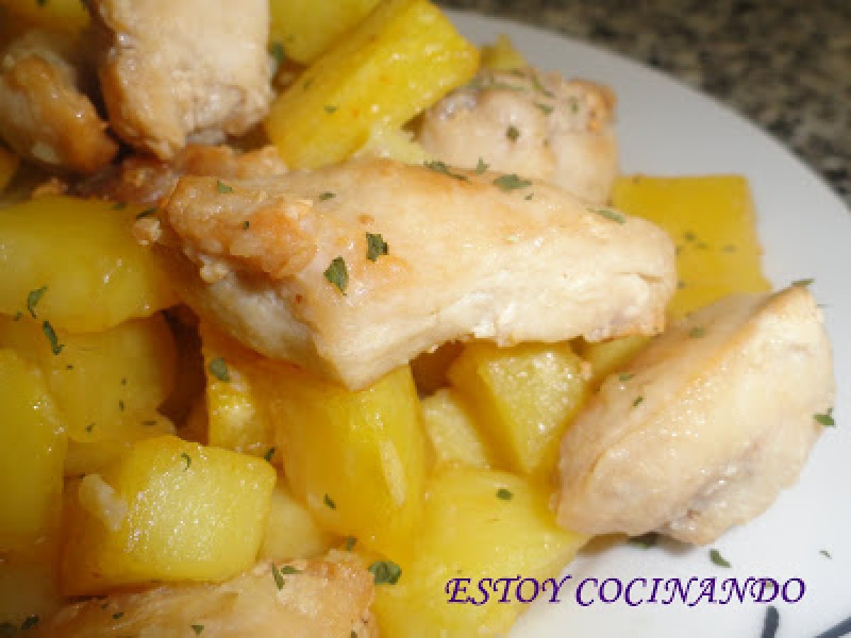 Receta de revuelto de pollo y patatas al ajo cabañil