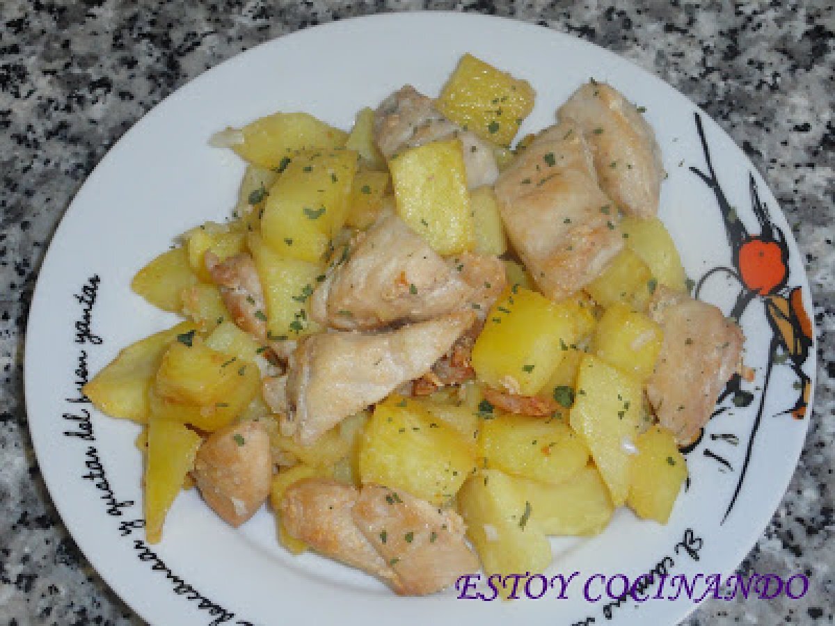 Receta de revuelto de pollo y patatas al ajo cabañil