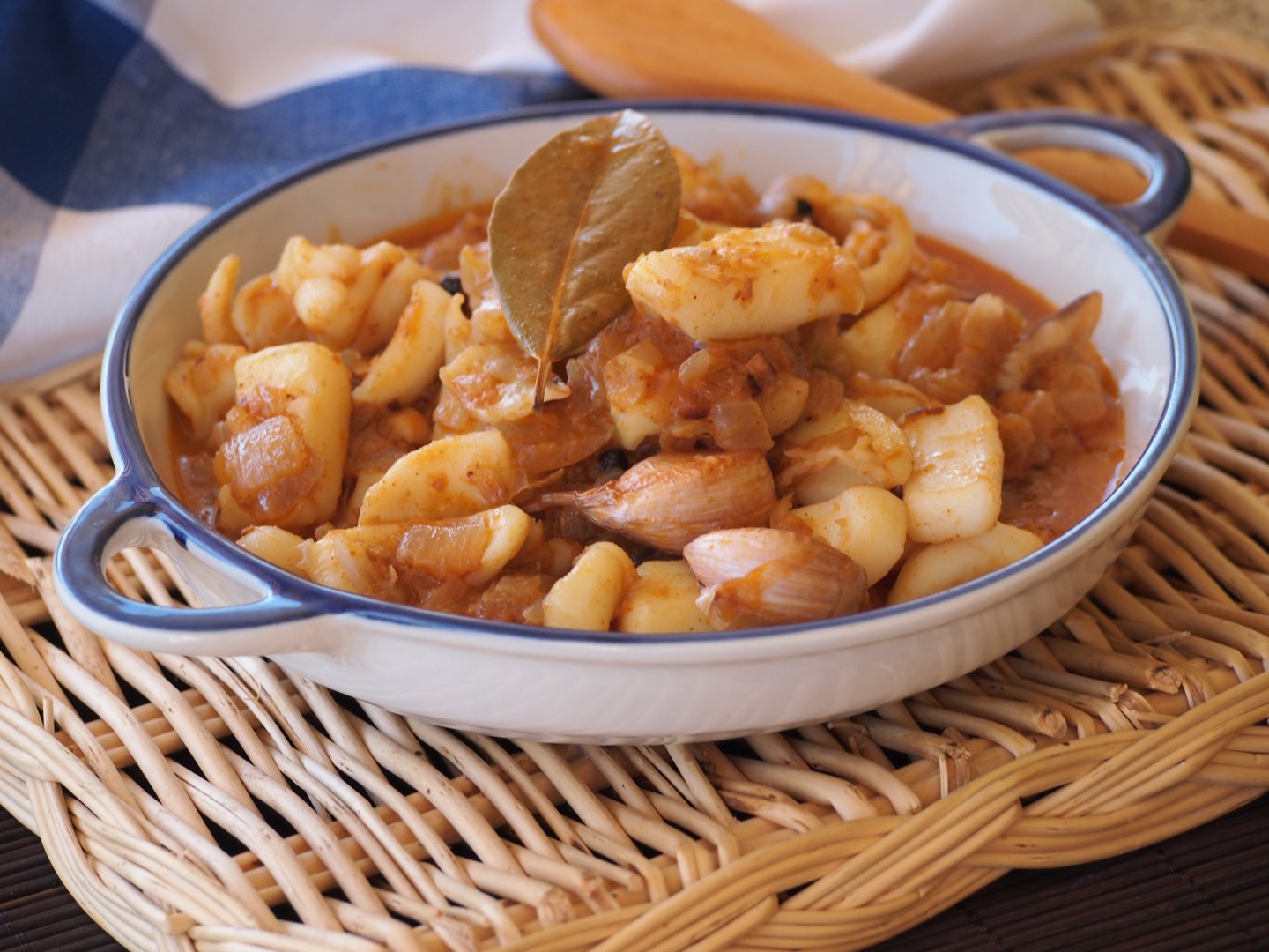 Receta de sepia en salsa de ajo y almendras