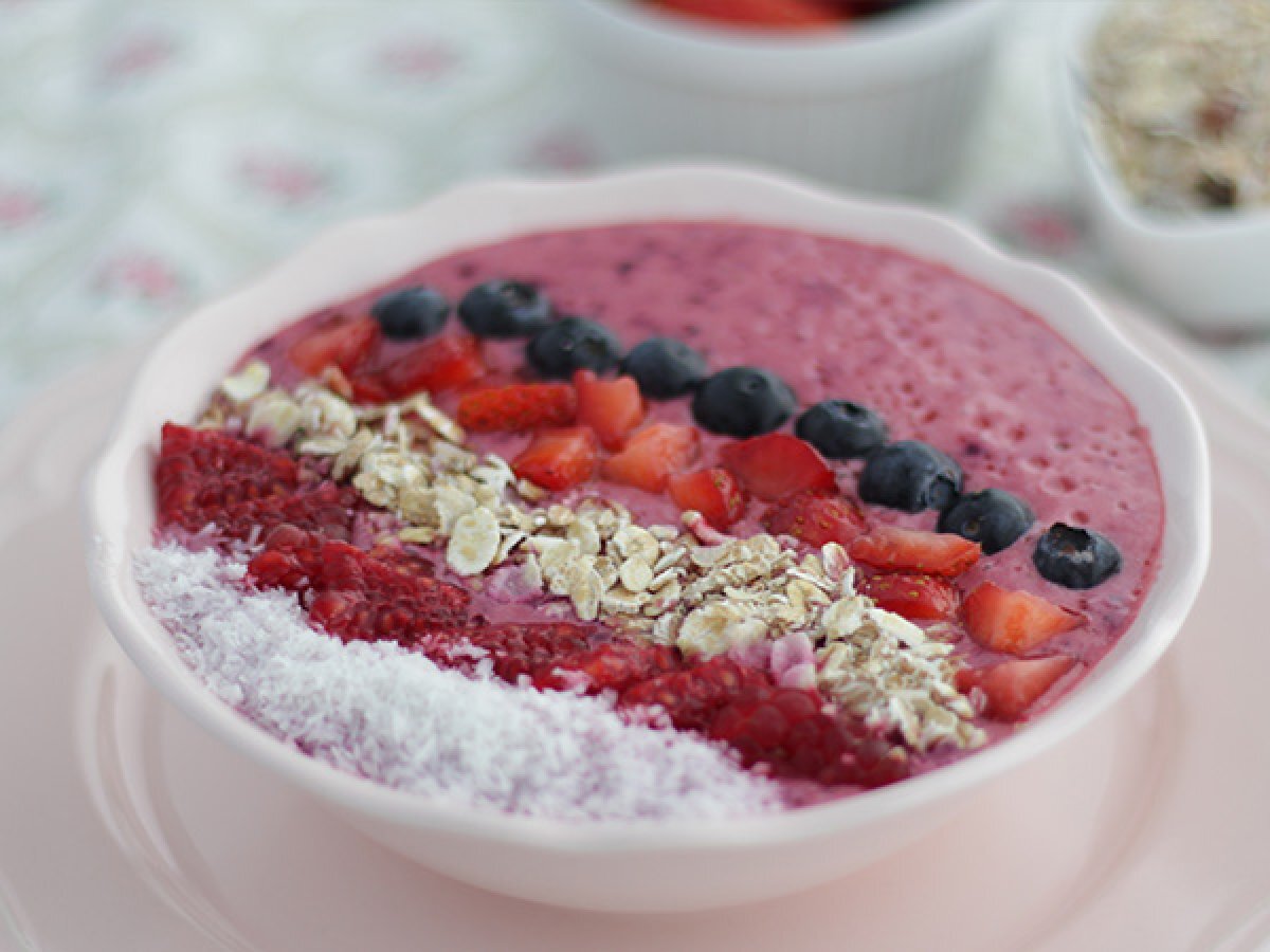 Receta de smoothie bowl de frutos rojos
