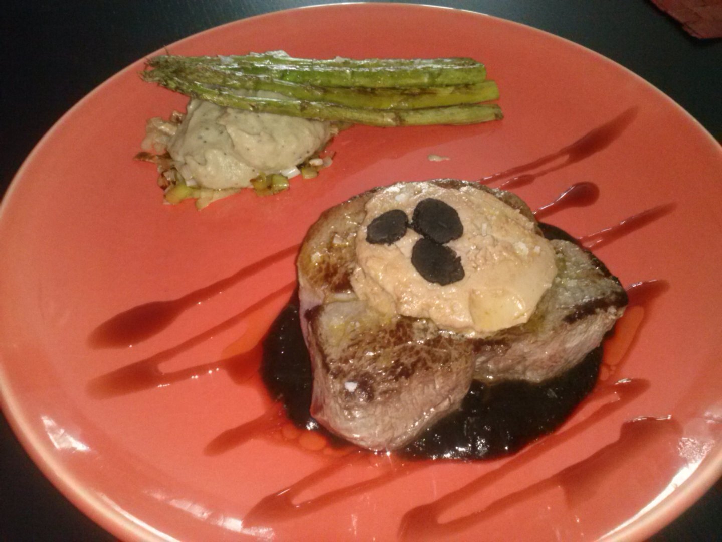 Solomillo al foie sobre salsa de trufas