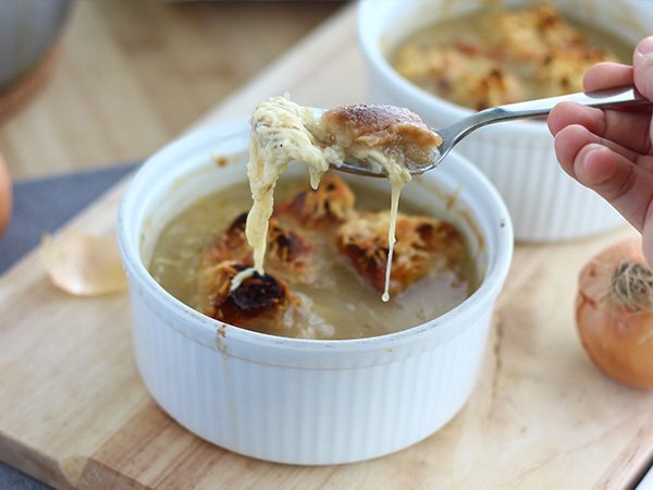 Receta de sopa de cebolla, todo un clásico