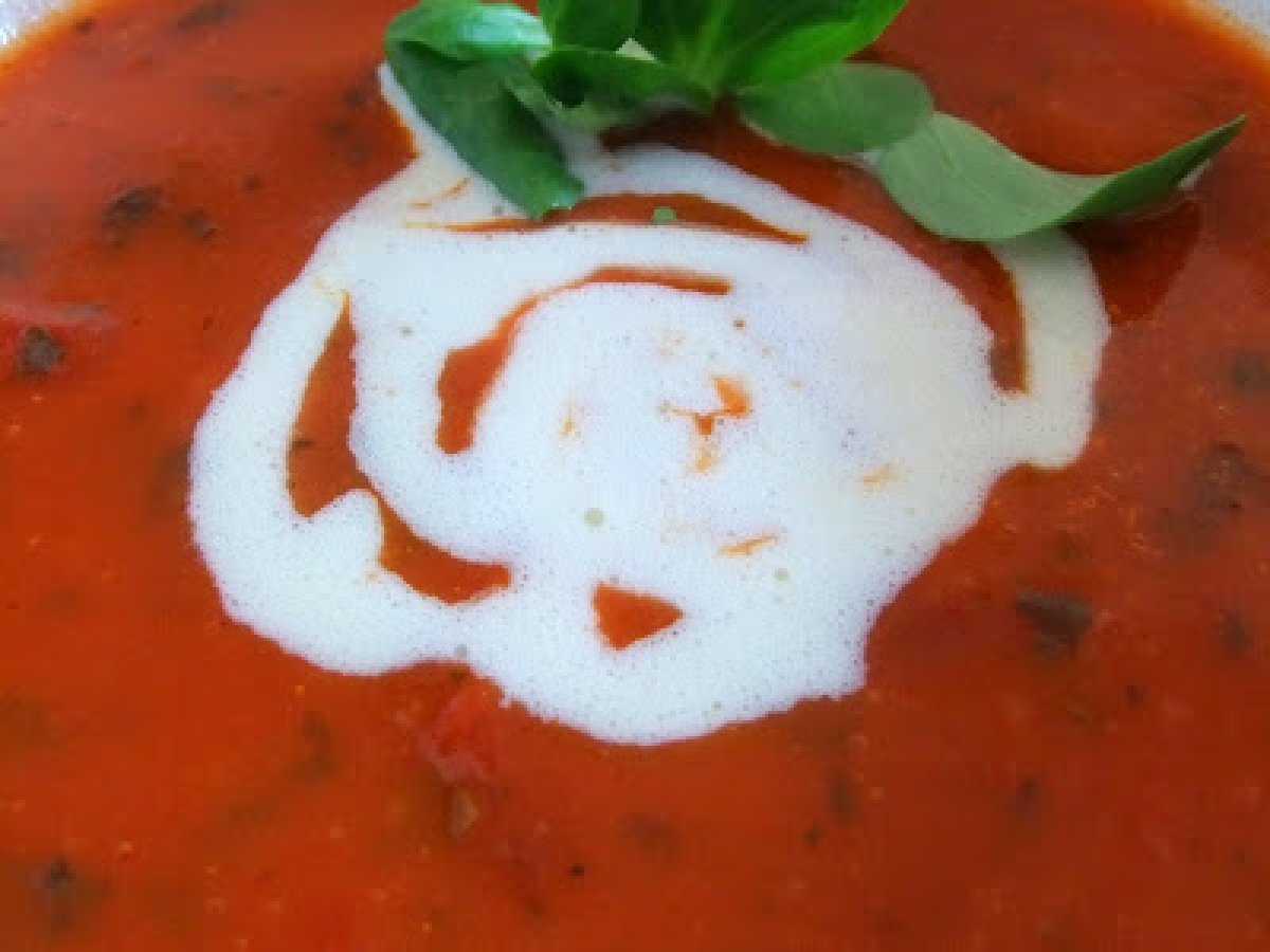 Receta de sopa de tomate, albahaca y orégano