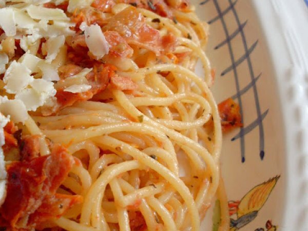Receta de spaghettini al pesto rosso con panna