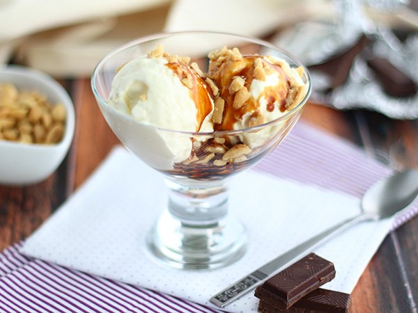 Receta de sundae: helado suave con caramelo y cacahuete