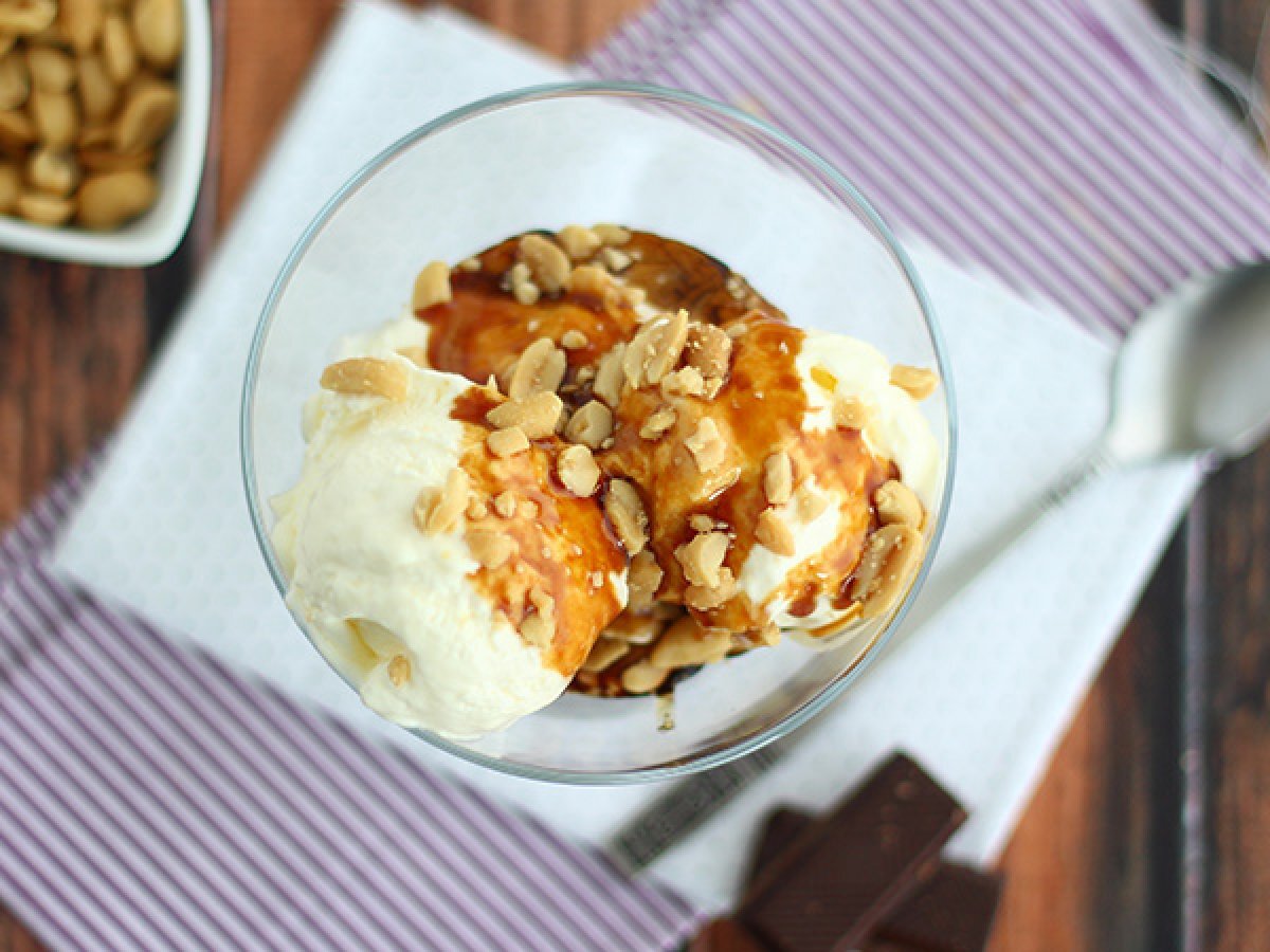 Receta de sundae: helado suave con caramelo y cacahuete