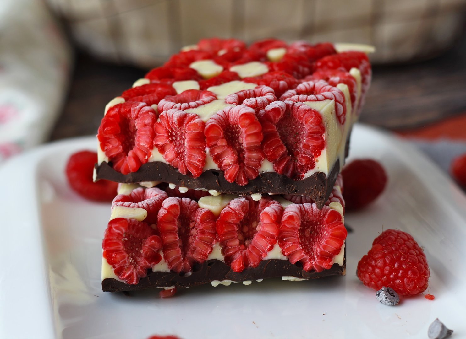 Receta de tableta de chocolate con frambuesas y chocolates