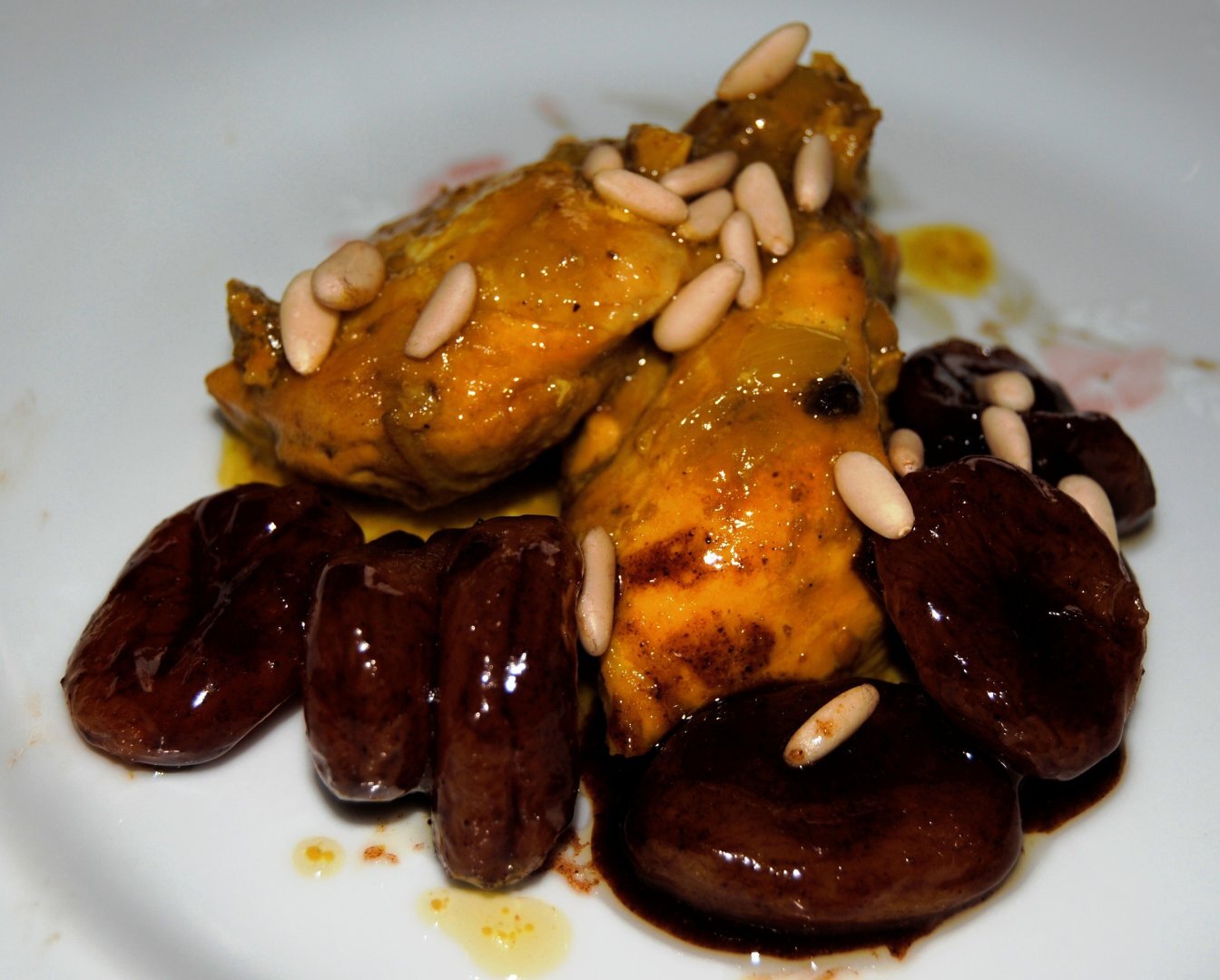 Receta de tajín de pollo con orejones y piñones
