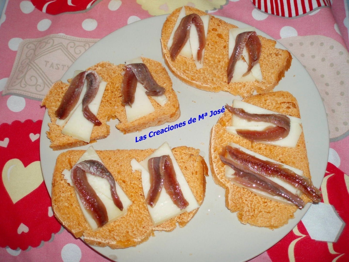 Tapas con pan de pimentón y ajo - Receta Petitchef