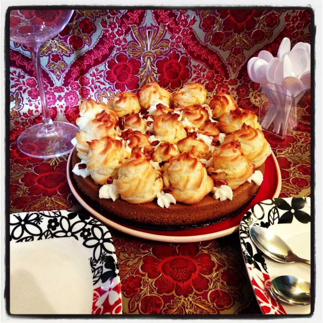 Receta de tarta cheesecake de café con profiteroles