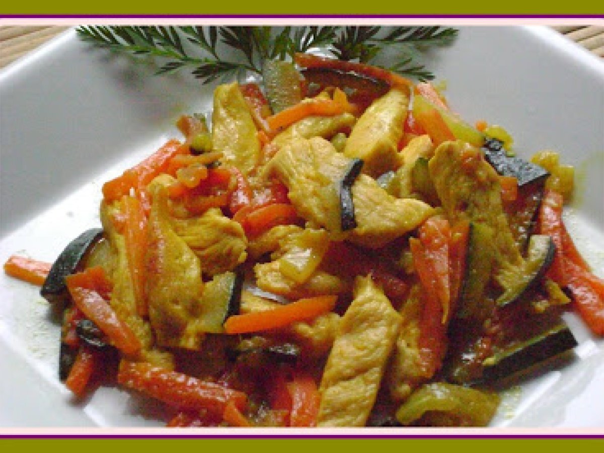 Tiritas de pollo salteadas con verduras al ras el hanout - Receta Petitchef
