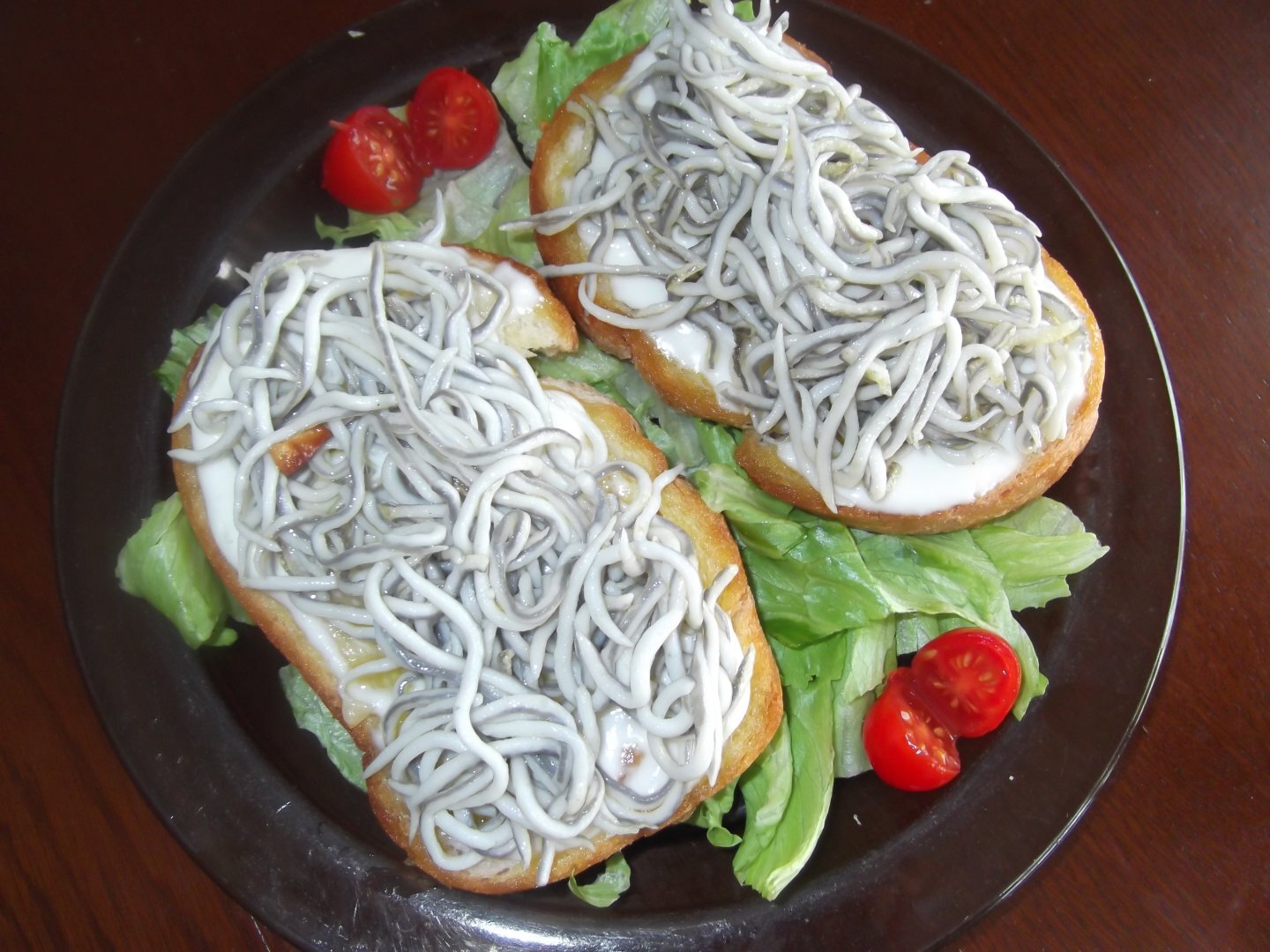 Tosta de gulas con alioli - receta fácil y rápida