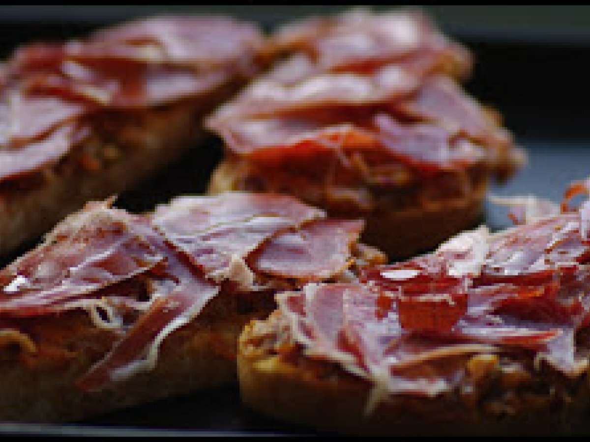 Tosta de jamón con tomate y albahaca - Receta Petitchef
