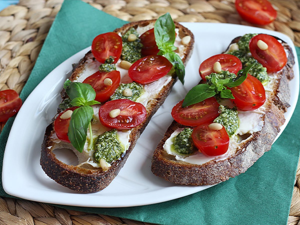 Receta de tosta de queso, pesto y tomates cherry