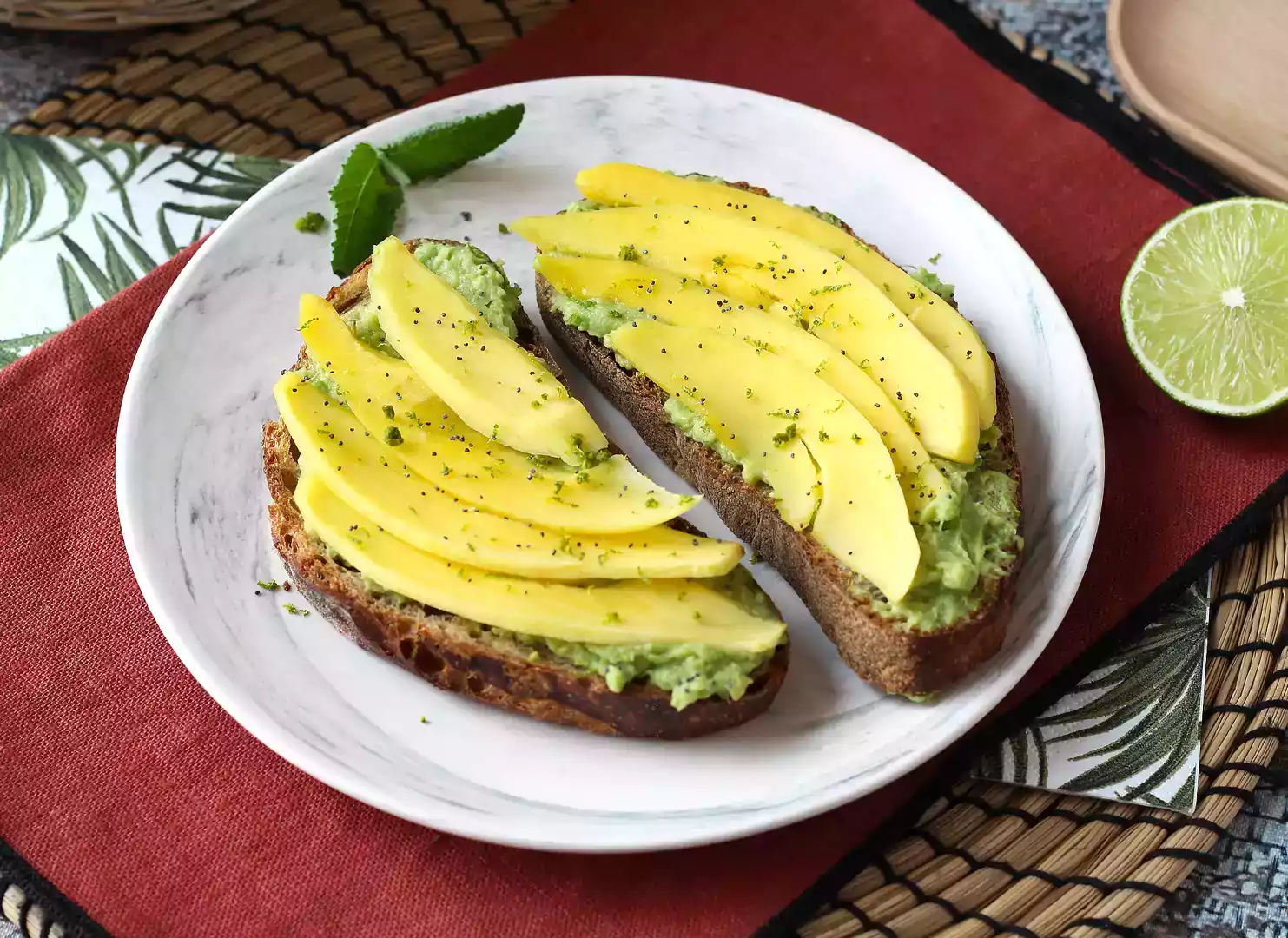 Tostada de aguacate con mango y lima: una receta fresca, rápida y llena ...