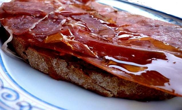 Receta de tostada de jamón ibérico, setas y gambas