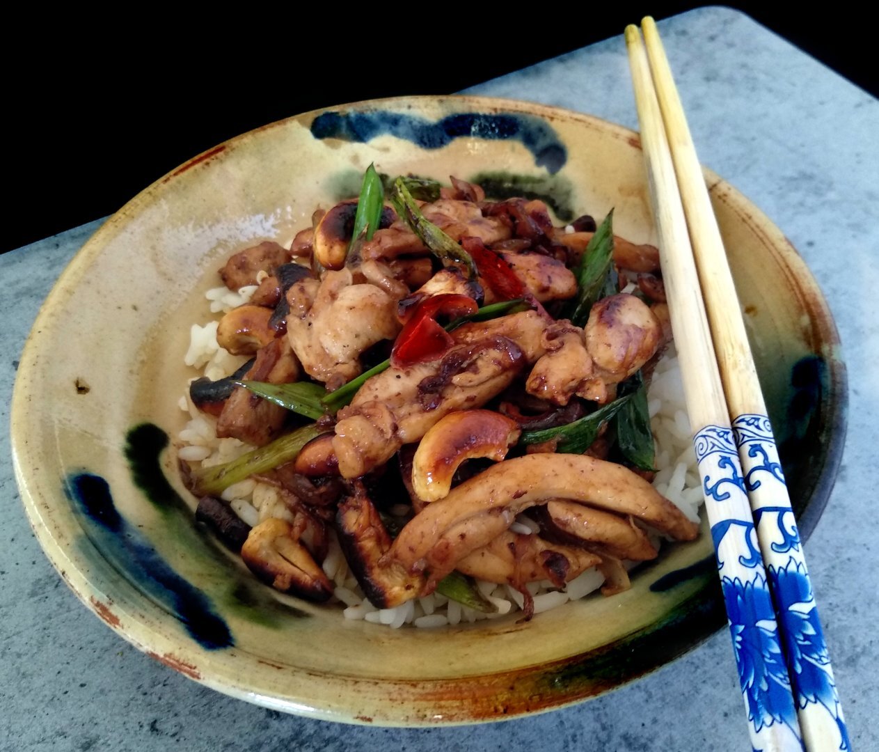 Wok de pollo y anacardos: receta tailandesa