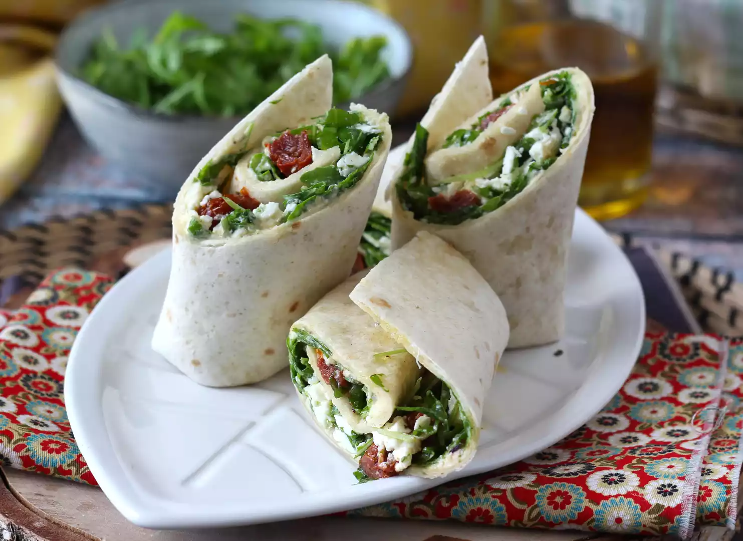 Receta de wrap mediterráneo con hummus, rúcula y feta